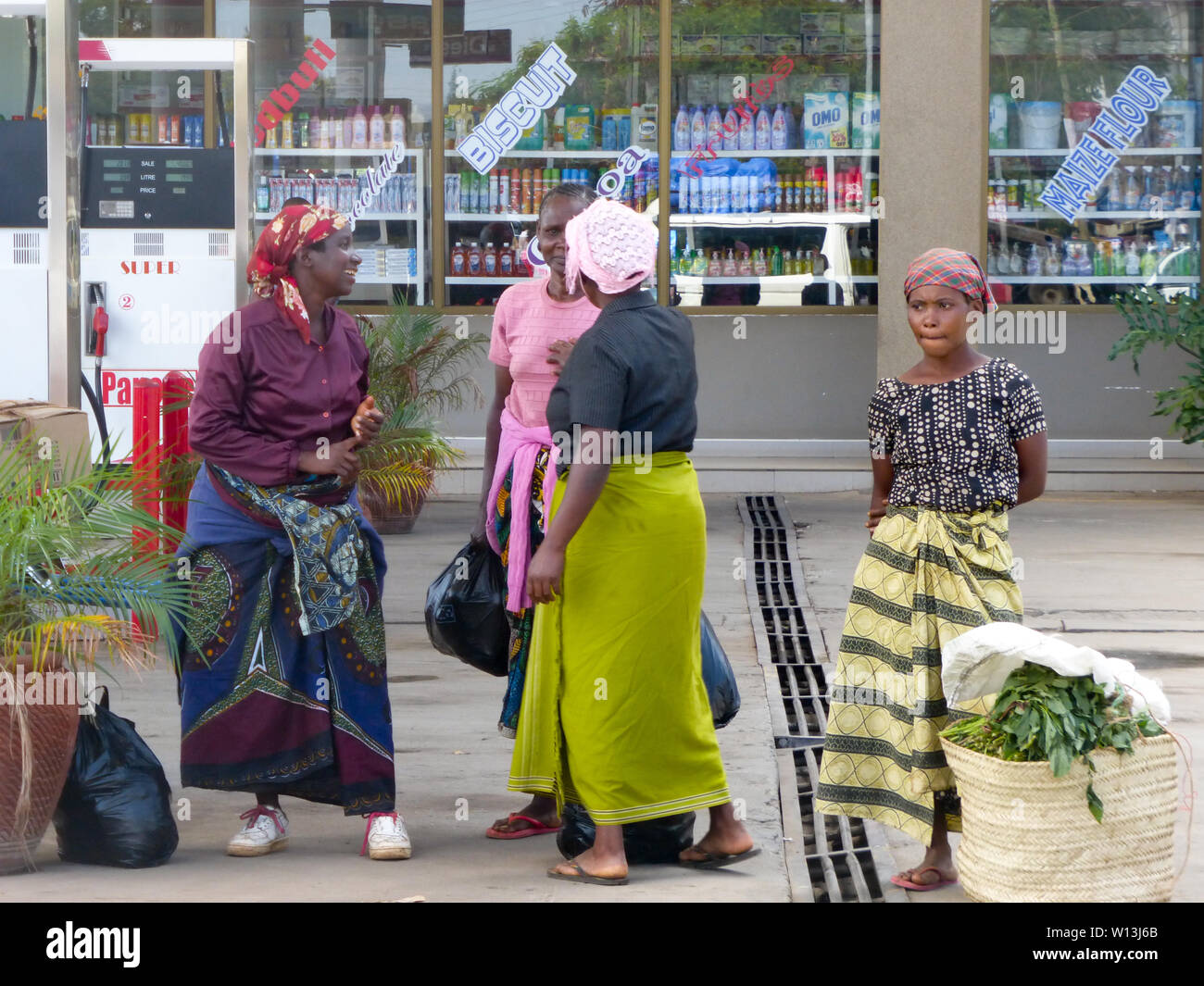 Women at bus stop hi-res stock photography and images - Alamy