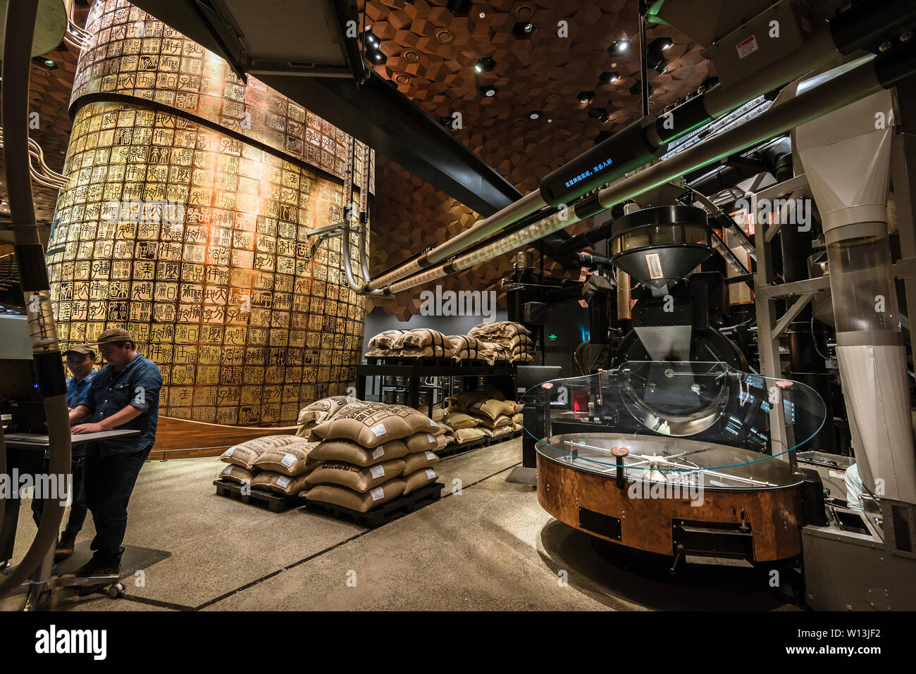 Starbucks reserve roastery in shanghai hi-res stock photography and ...