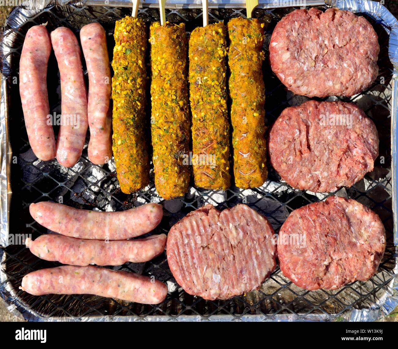 Disposable bbq hi-res stock photography and images - Alamy