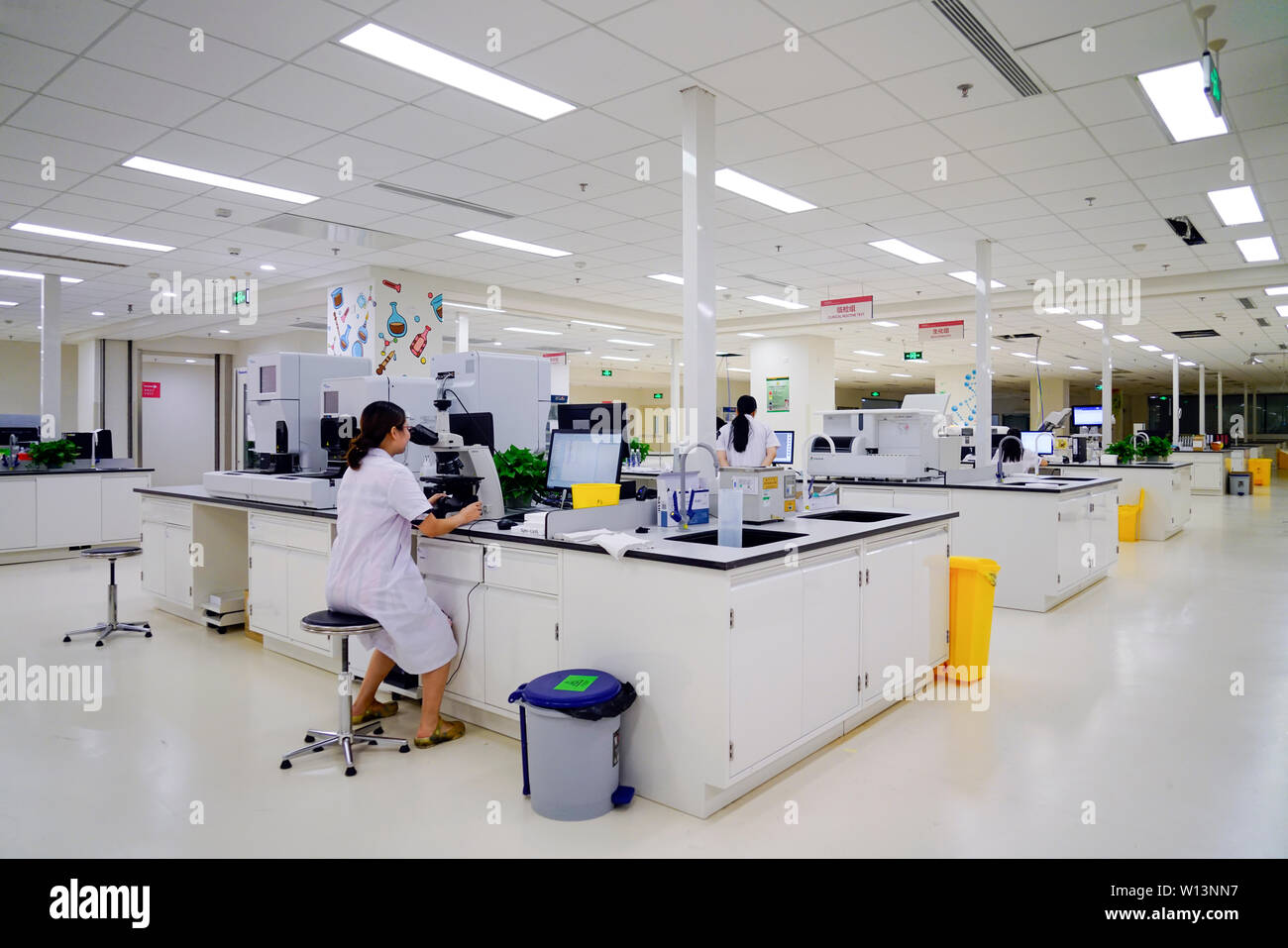 Hospital laboratory hi-res stock photography and images - Alamy
