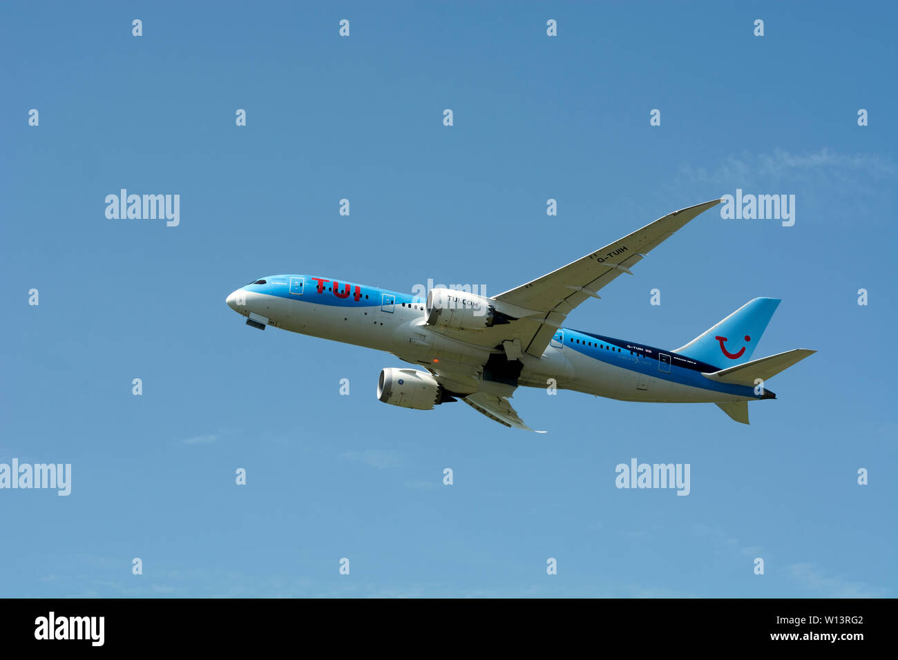 Boeing 787 dreamliner taking off hi-res stock photography and images ...