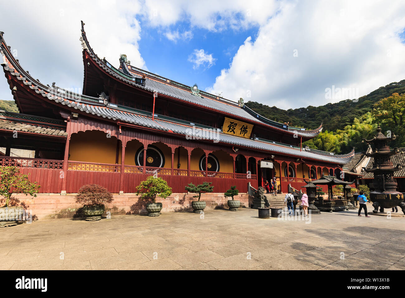 Tiantong Temple, Ningbo Stock Photo - Alamy