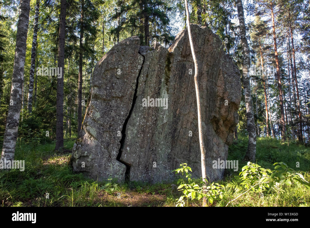 Cracked boulder hi-res stock photography and images - Alamy