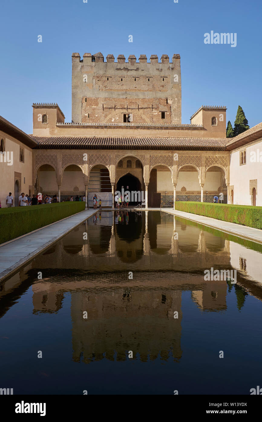Patio de los Arrayanes - Palacio de Comares. La Alhambra, Granada ...