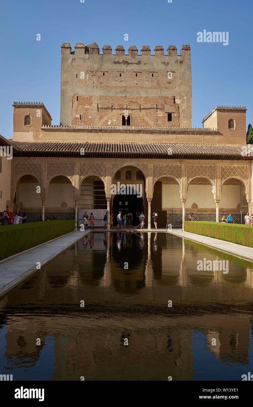Patio de los Arrayanes - Palacio de Comares. La Alhambra, Granada ...