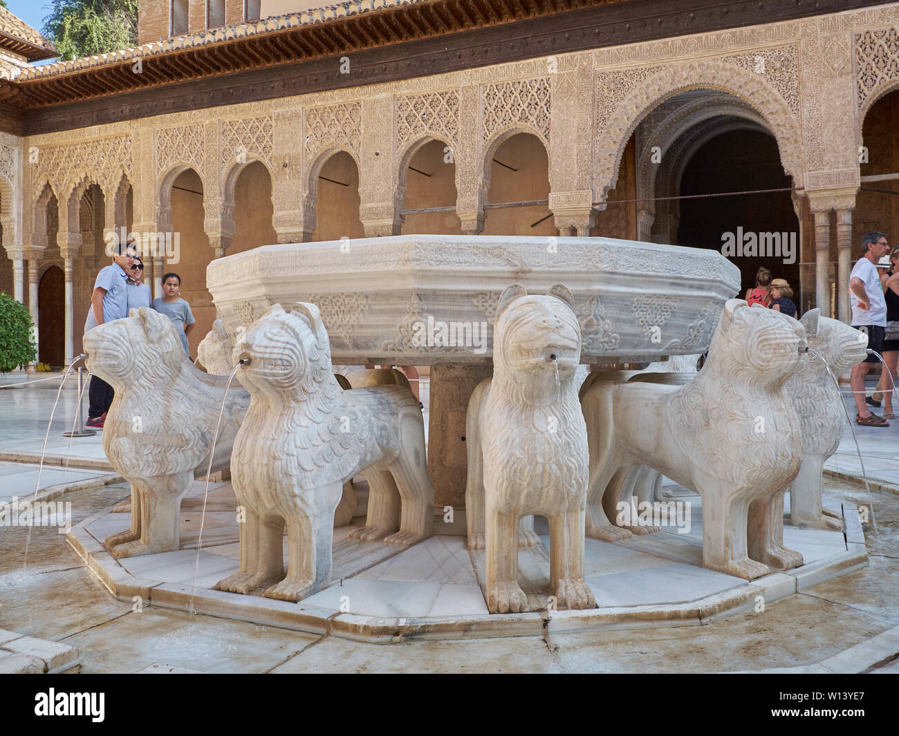 Patio de Los Leones. La Alhambra, Granada, Andalusia, Spain Stock Photo ...