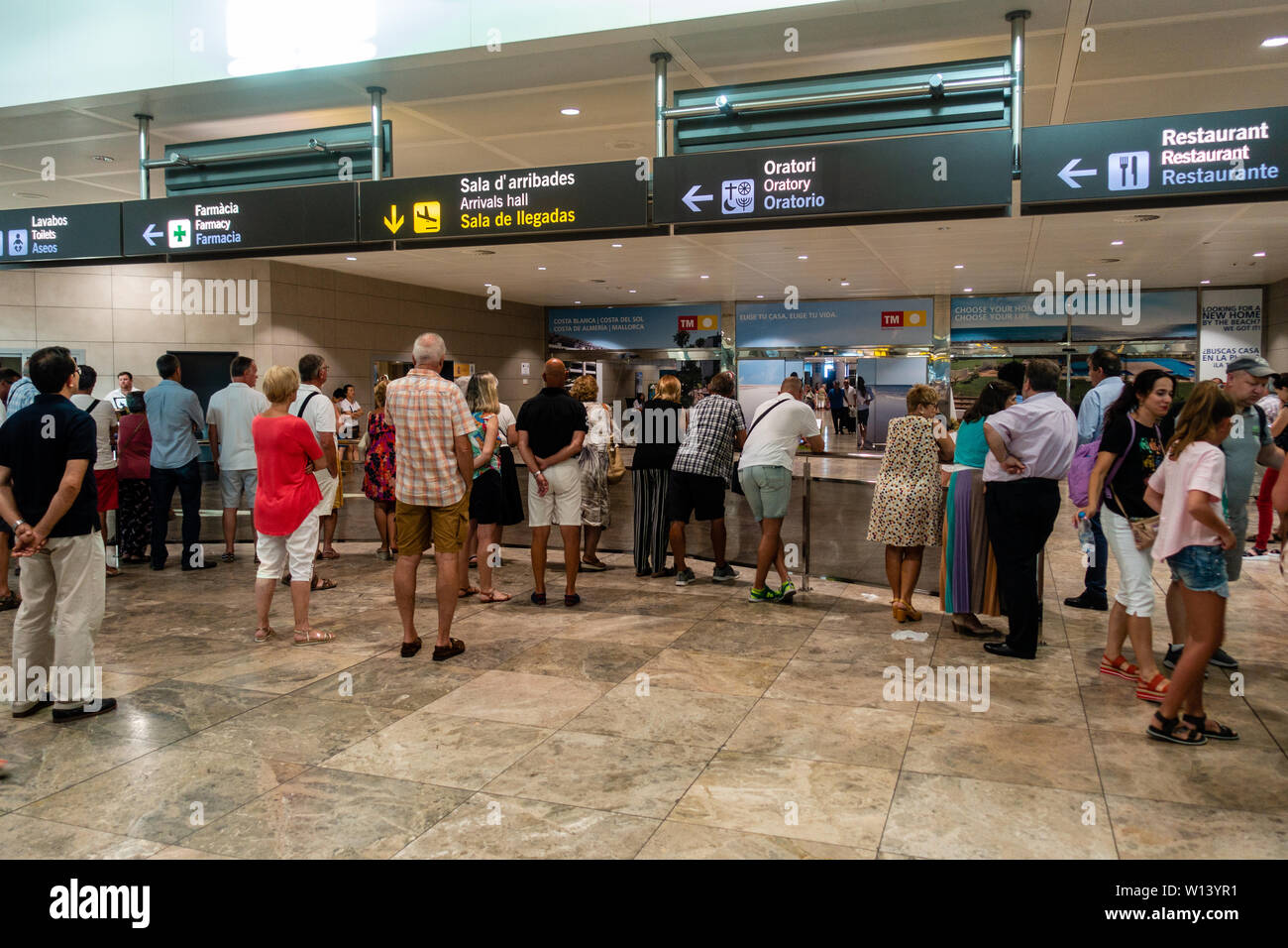 Airport waiting room traveler hi-res stock photography and images - Alamy
