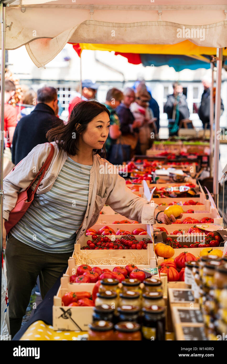 Green grocer counter hi-res stock photography and images - Alamy