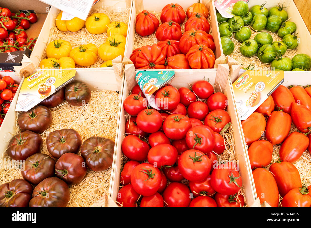 Tomato stall hi-res stock photography and images - Alamy
