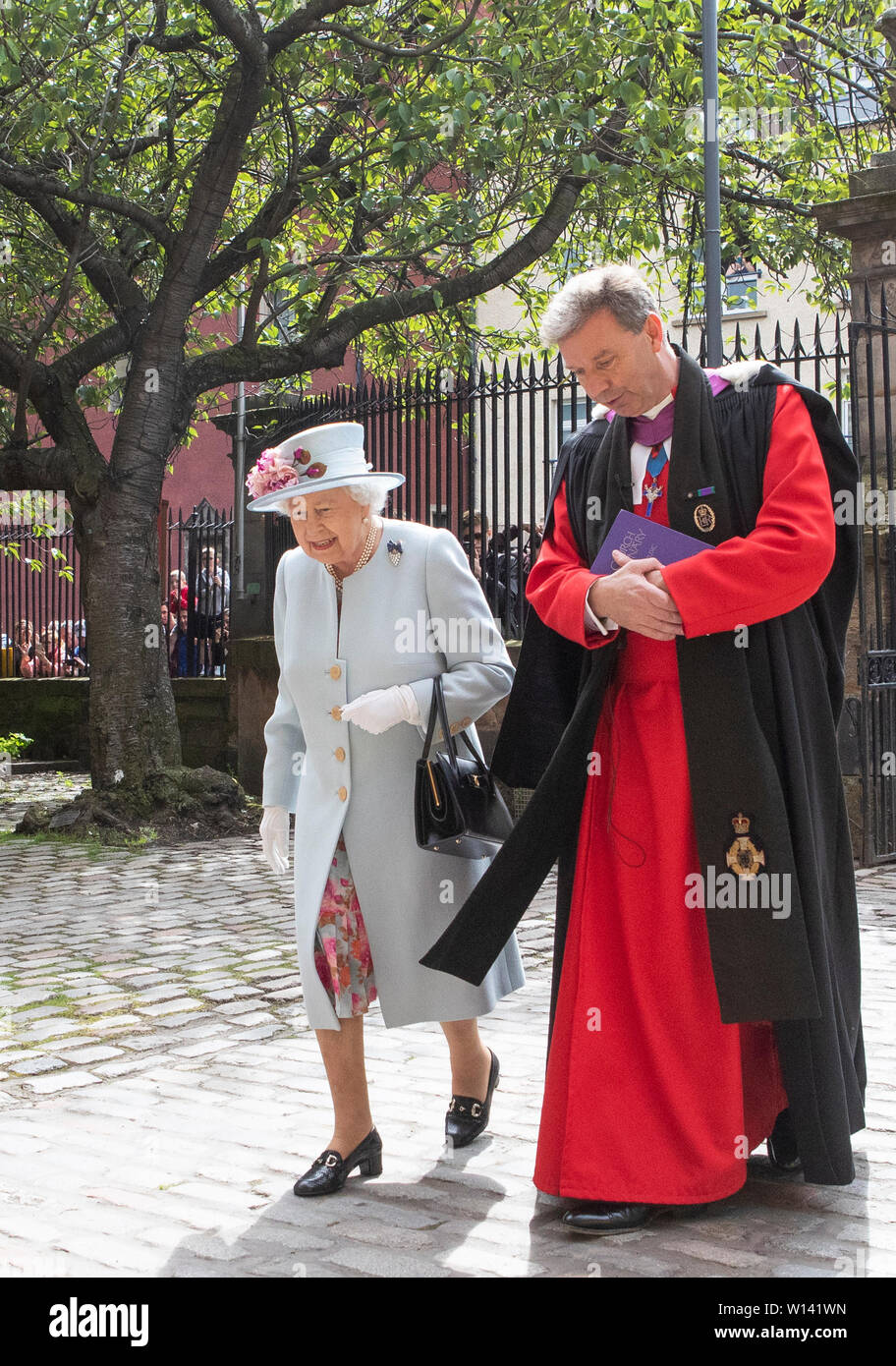 Queen elizabeth at canongate church hi-res stock photography and images ...