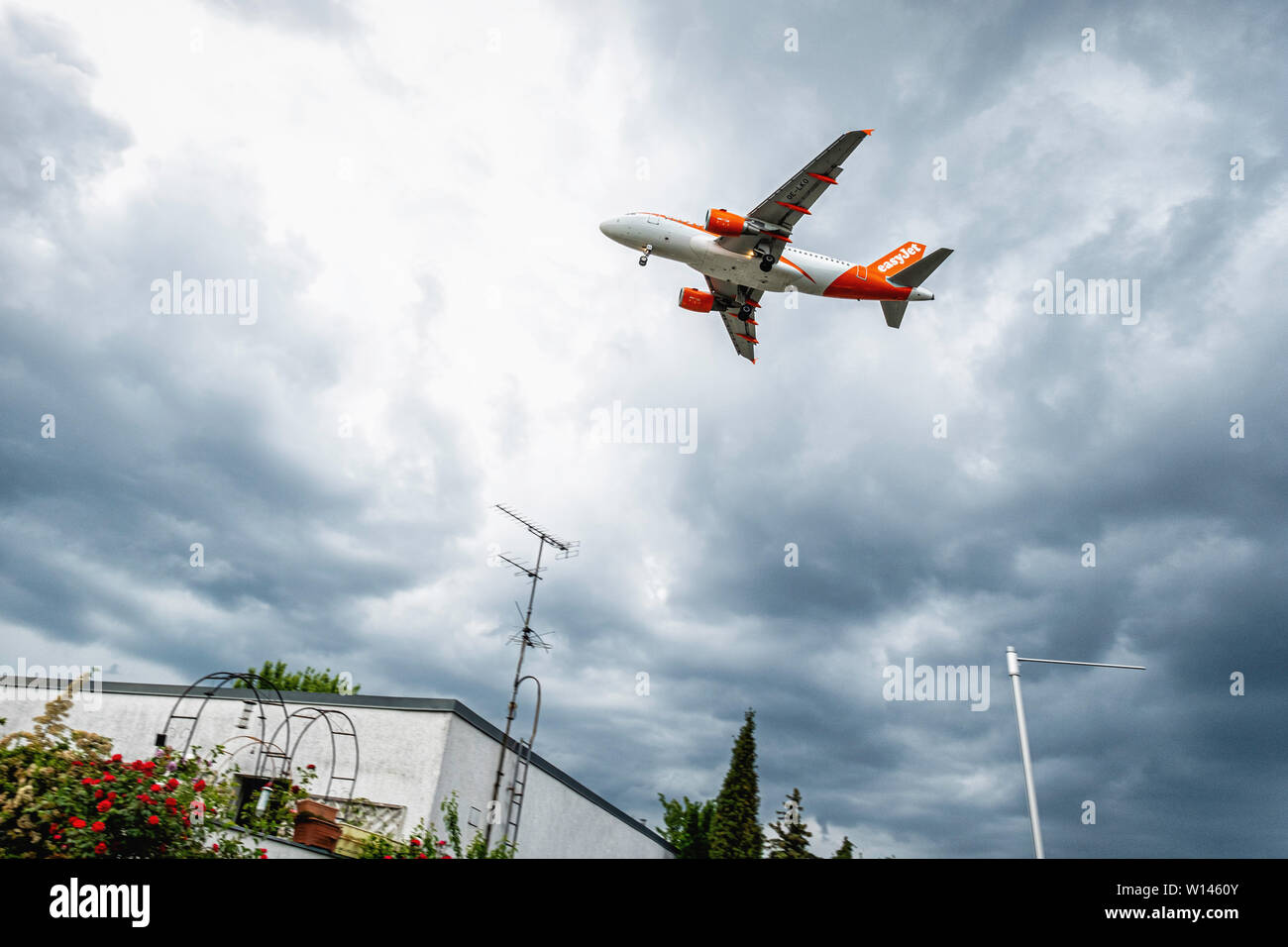 Easyjet plane hi-res stock photography and images - Alamy