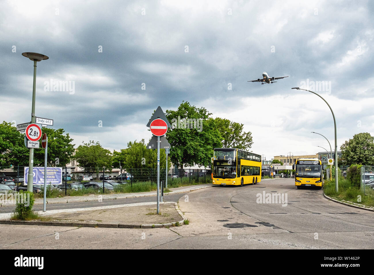 Yellow buses at busstop hi-res stock photography and images - Alamy