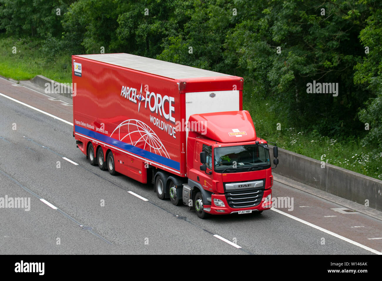 Delivery by parcelforce hi-res stock photography and images - Alamy