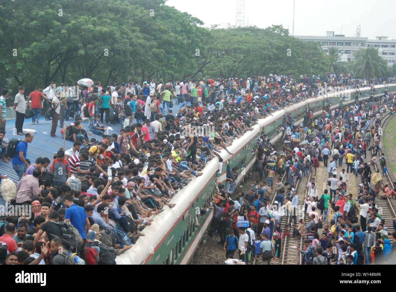 Eid Journey by train with life risk ,31 August 2017 Dhaka Bangladesh ...