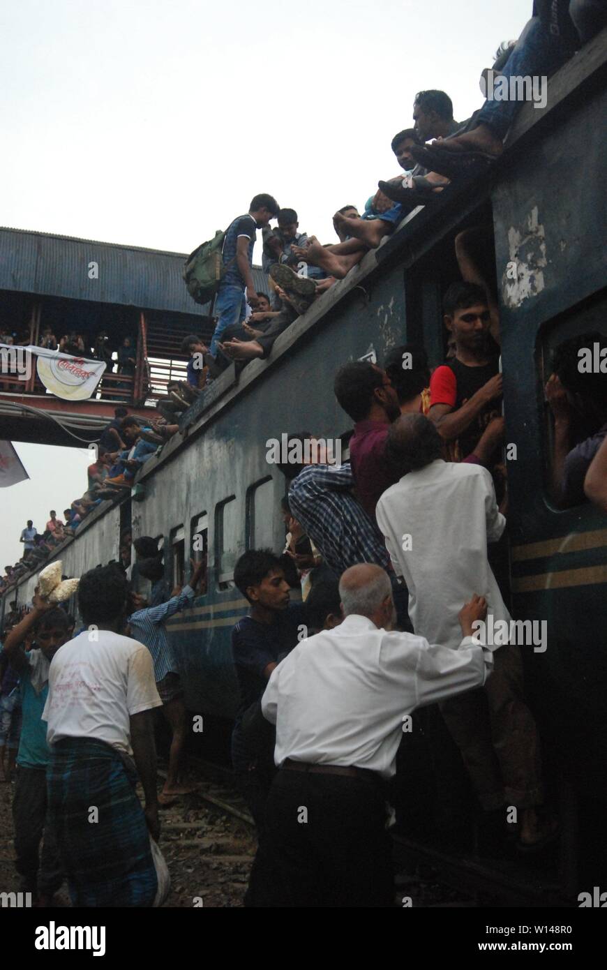 Eid Journey by train with life risk ,31 August 2017 Dhaka Bangladesh ...