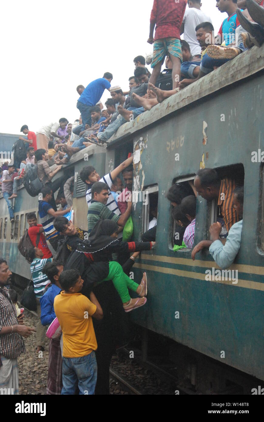 Eid Journey by train with life risk ,31 August 2017 Dhaka Bangladesh ...