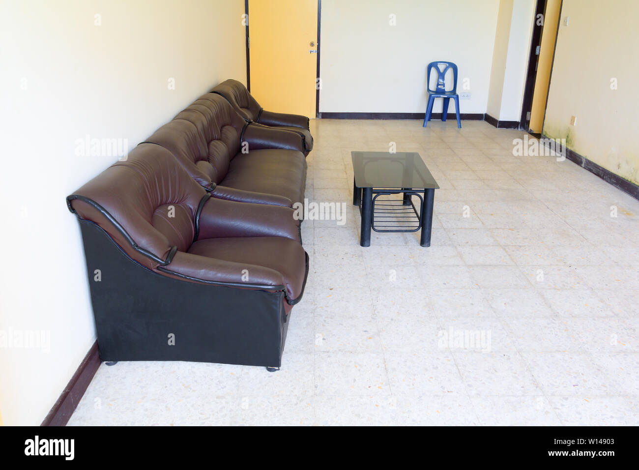 sofa old leather brown couch empty living room Stock Photo - Alamy