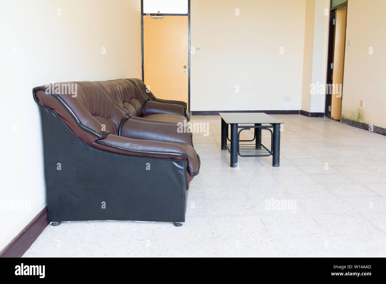 sofa old leather brown couch empty living room Stock Photo - Alamy