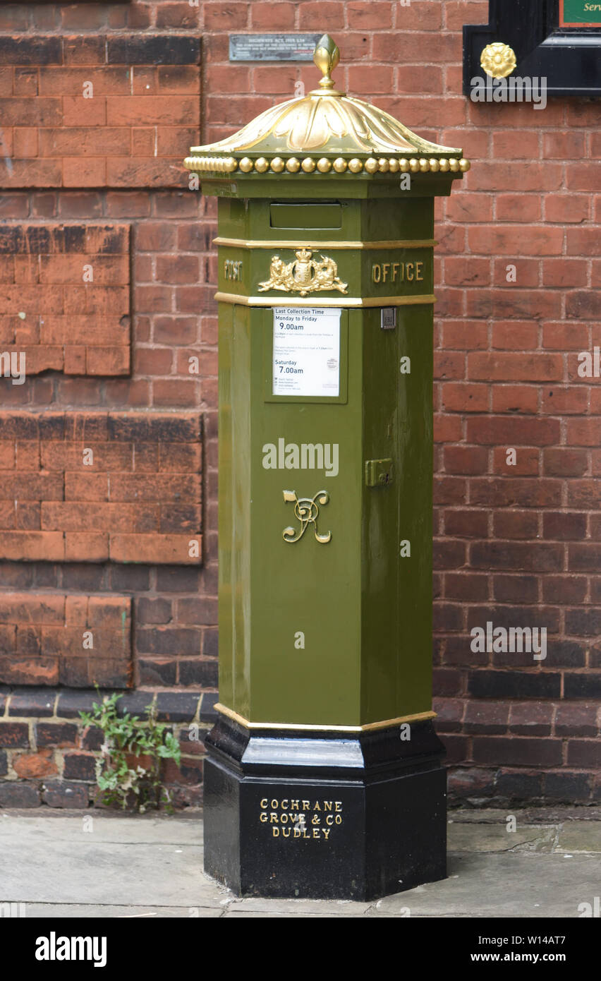 Queen victoria post box hi-res stock photography and images - Alamy