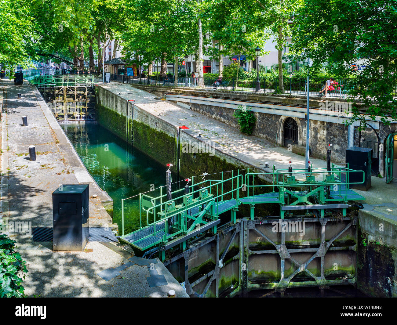 Canal saint martin paris bridge hi-res stock photography and images - Alamy