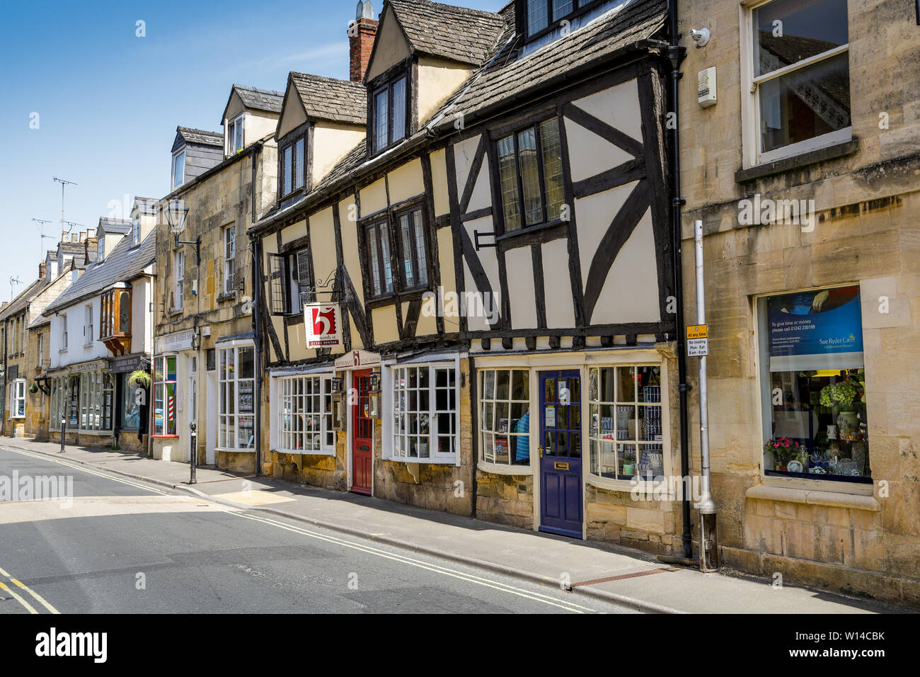 Historic cotswold buildings hi-res stock photography and images - Alamy