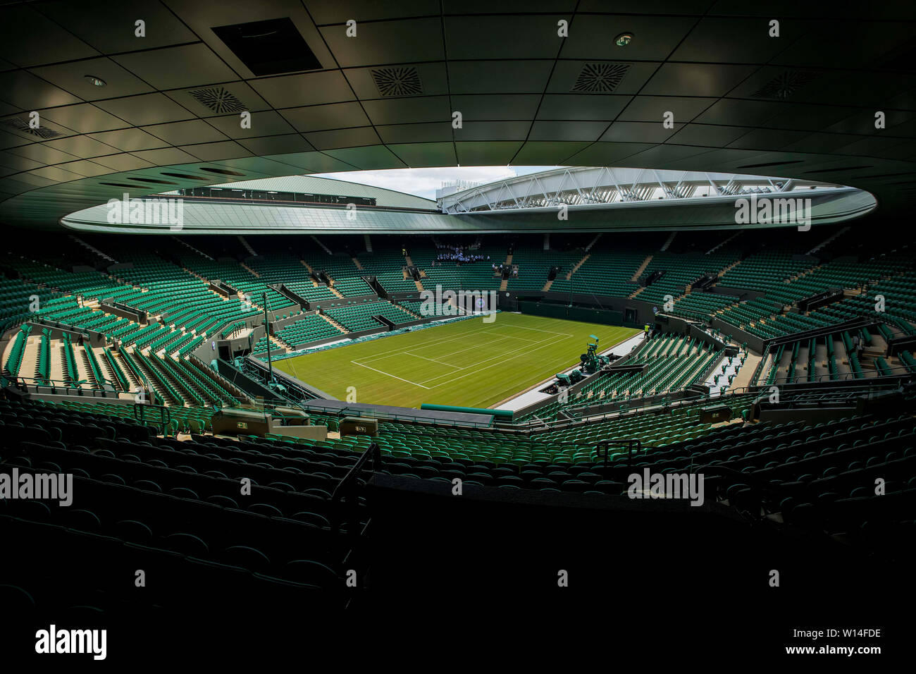 Wimbledon grass court general view hi-res stock photography and images ...