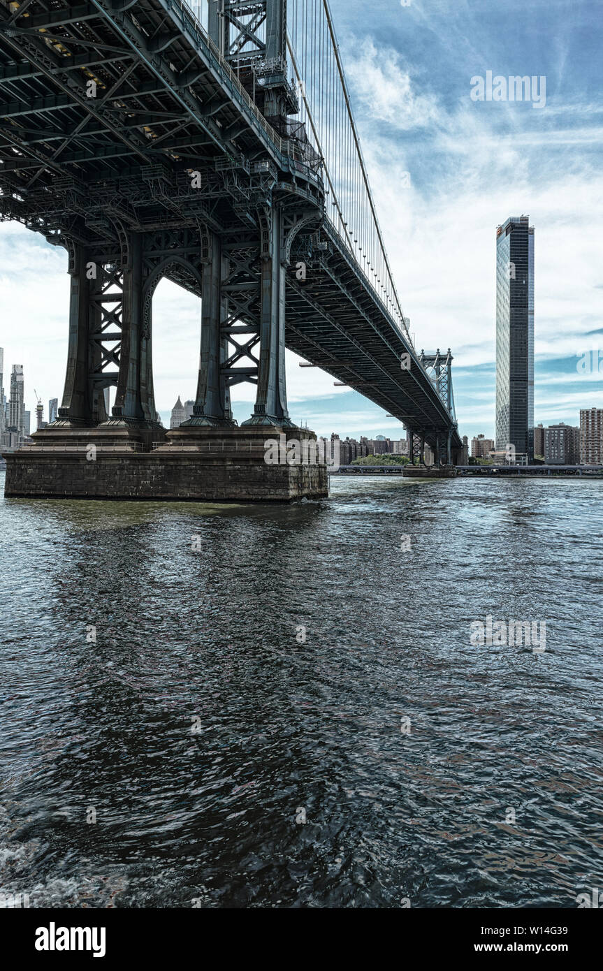 Bridge between skyscrapers hi-res stock photography and images - Alamy