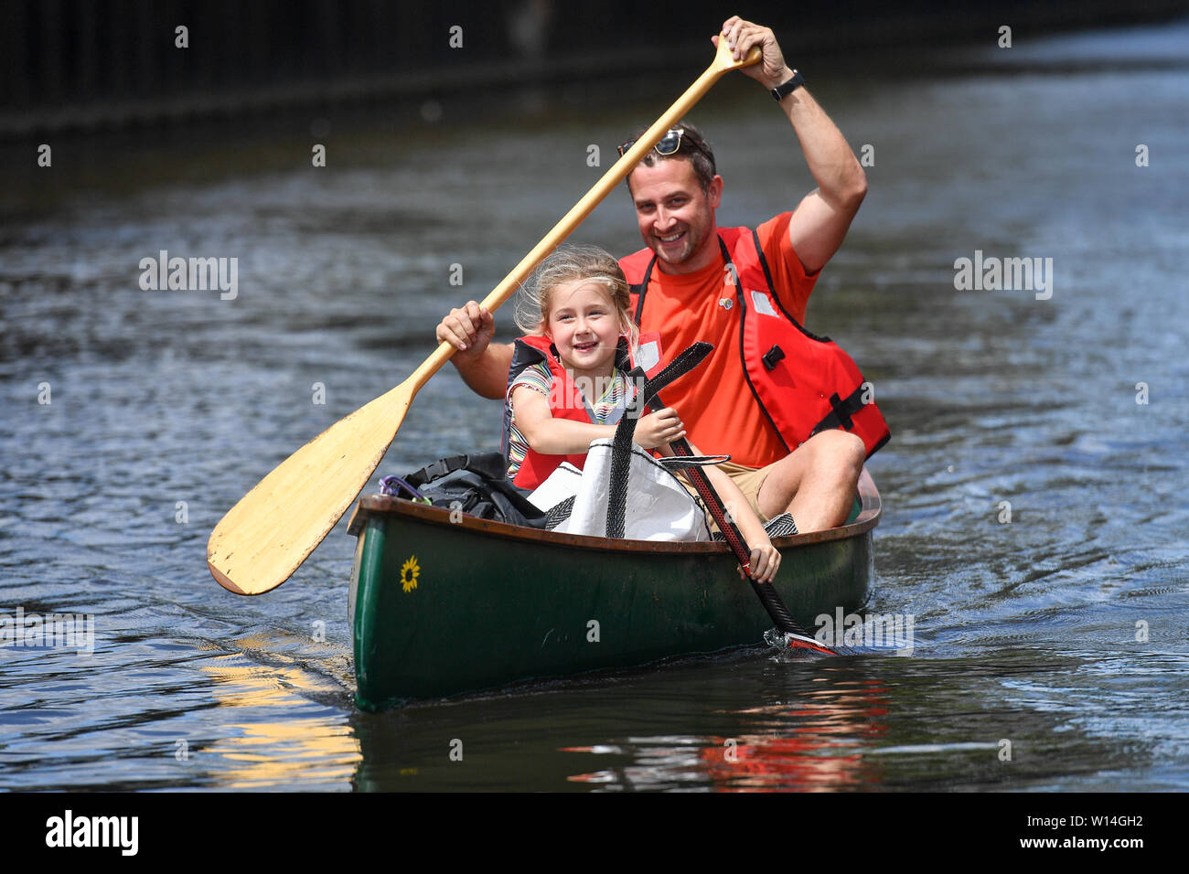 Maggie Grice, 6, and Michael Grice, 35, volunteer during a Plastic ...