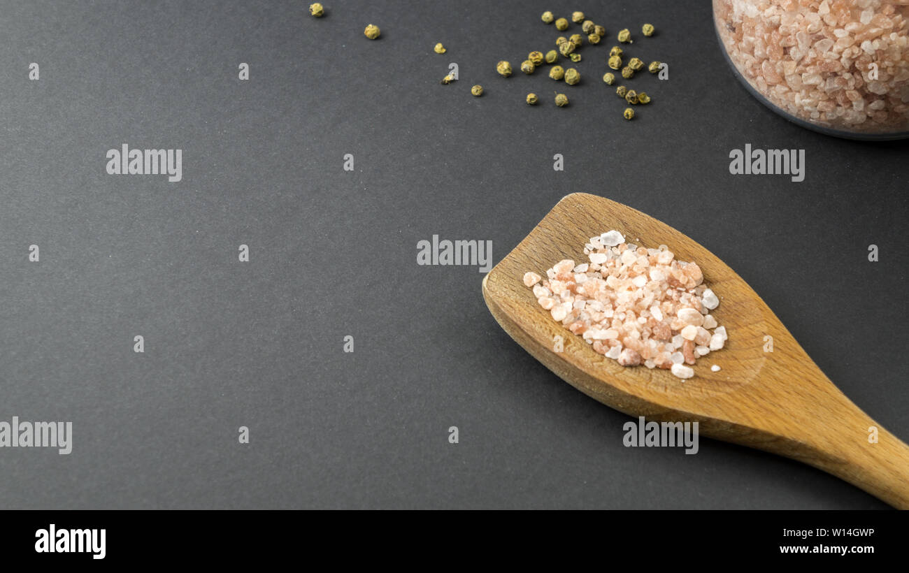 Himalaya salt and green pepper Stock Photo - Alamy