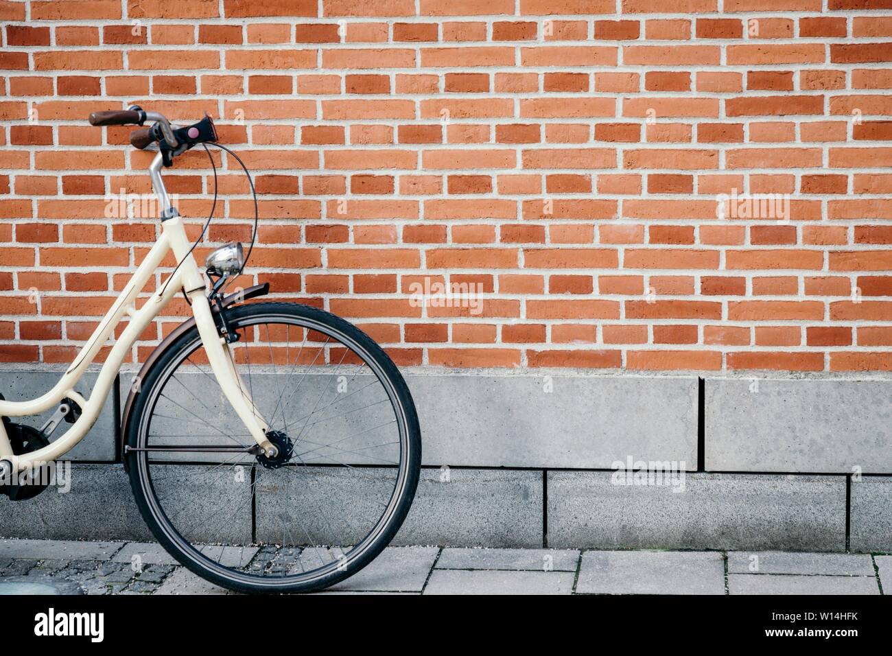 Vintage bicycle on the brick wall background, details Stock Photo - Alamy