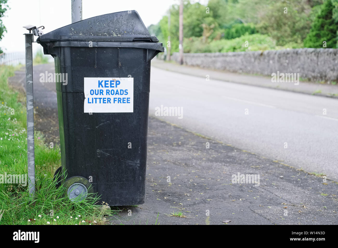 Keep roads litter free sign at roadside on wheelie bin Stock Photo - Alamy