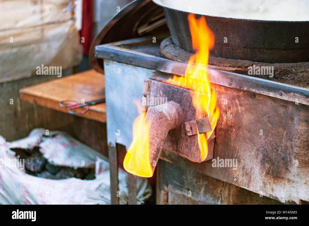 Fire under wok hi-res stock photography and images - Alamy