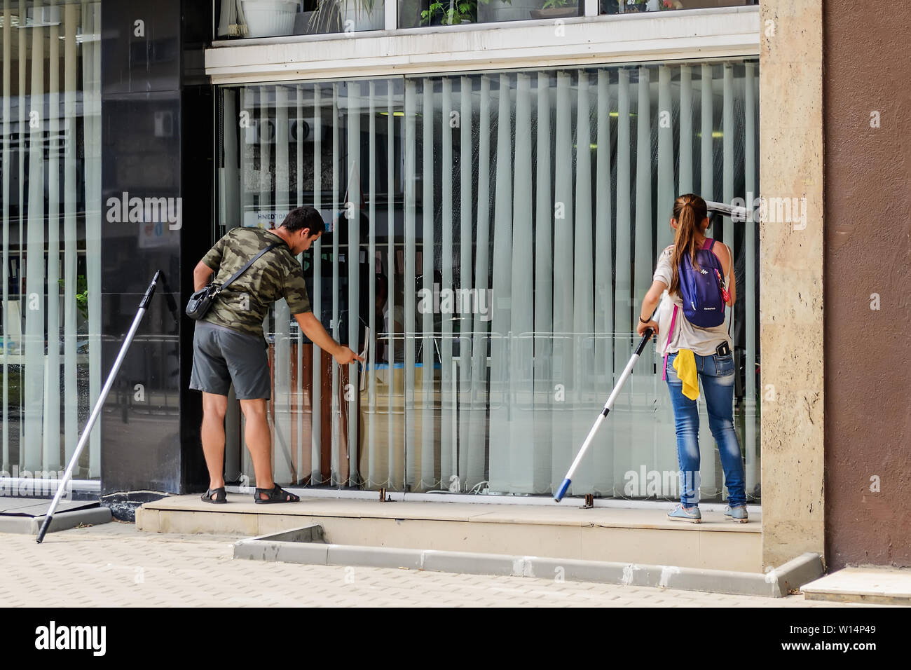Office window cleaning woman hi-res stock photography and images - Alamy