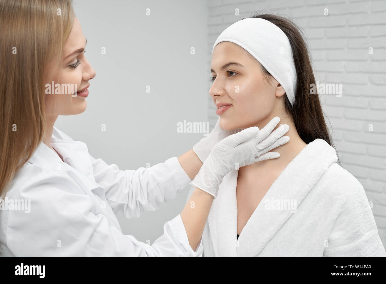 Woman smiling face forward hi-res stock photography and images - Alamy