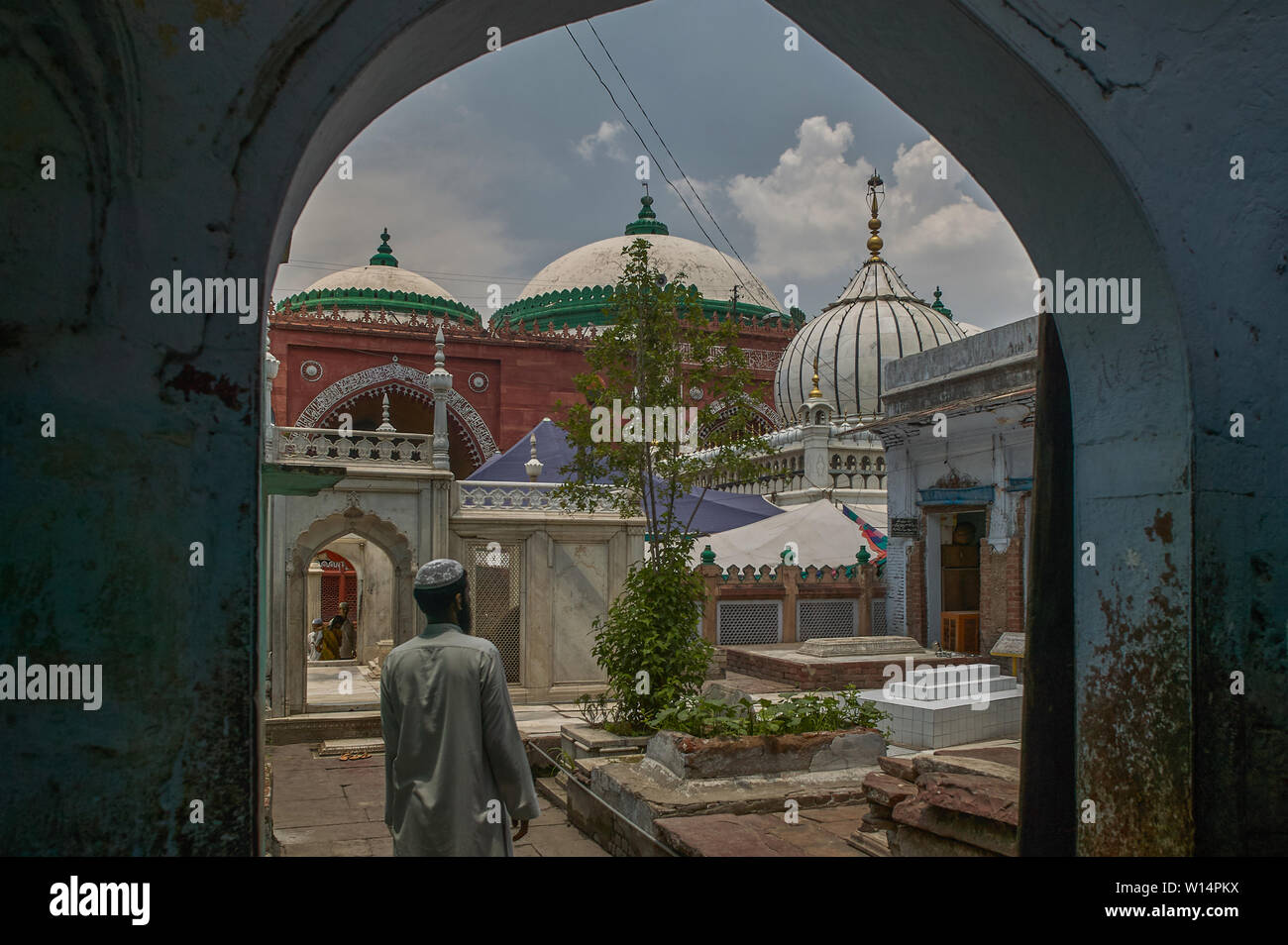 11-Jun-2004 Nizamuddin Dargah (mausoleum) is one of the Sufi saints ...