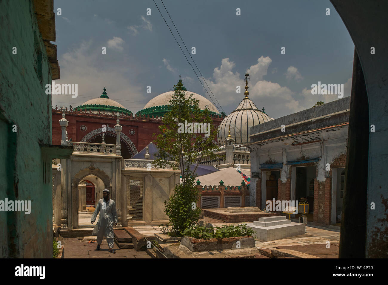 11-Jun-2004 Nizamuddin Dargah (mausoleum) is one of the Sufi saints ...