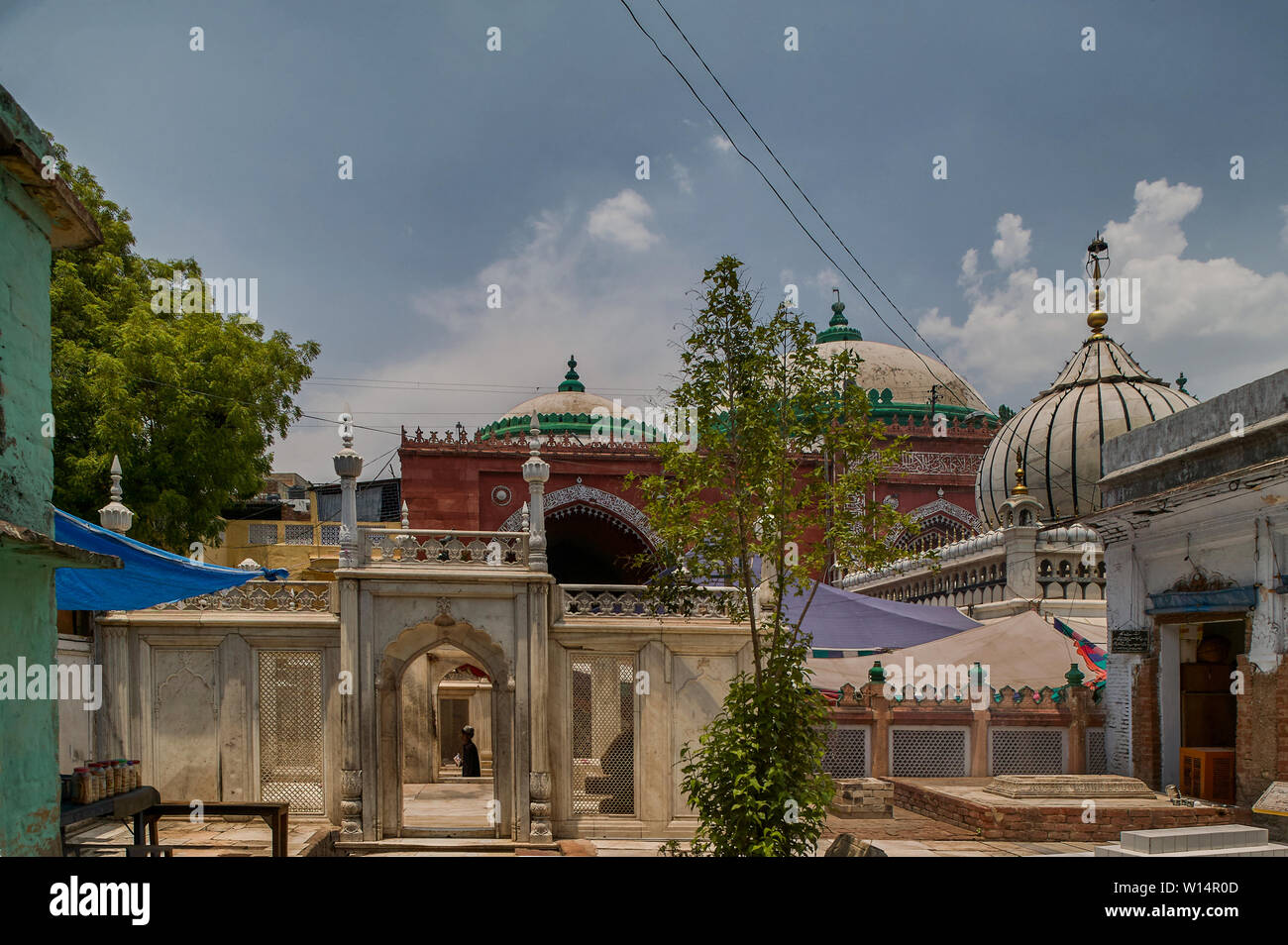 11-Jun-2004 Nizamuddin Dargah (mausoleum) is one of the Sufi saints ...