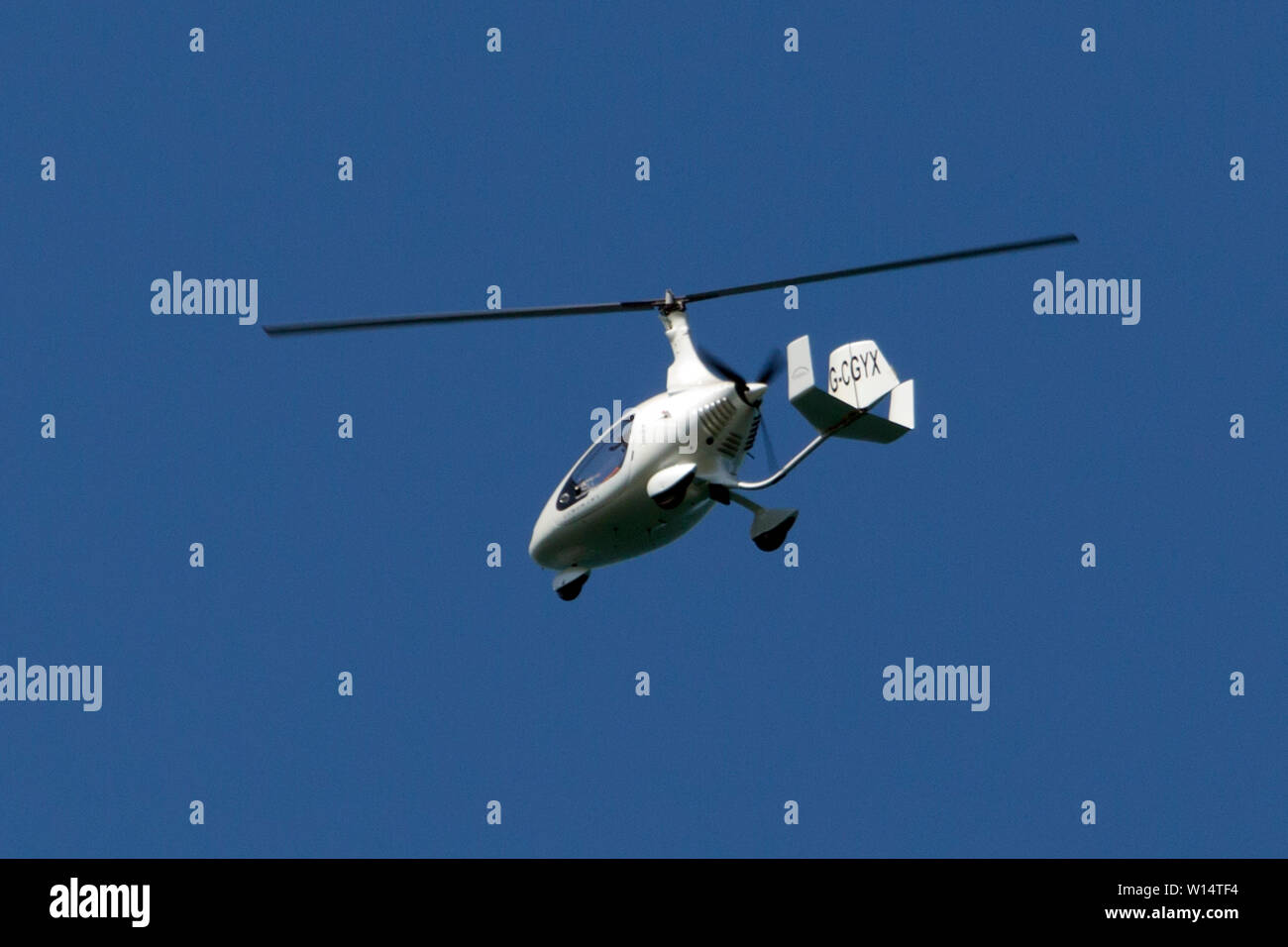 Autogyro, flying,over,The Needles,Round the Island Yacht Race, Cowes ...