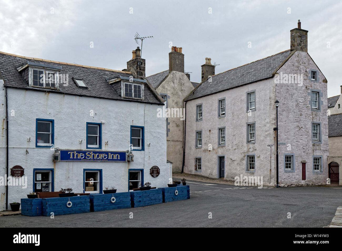 Shore inn hi-res stock photography and images - Alamy