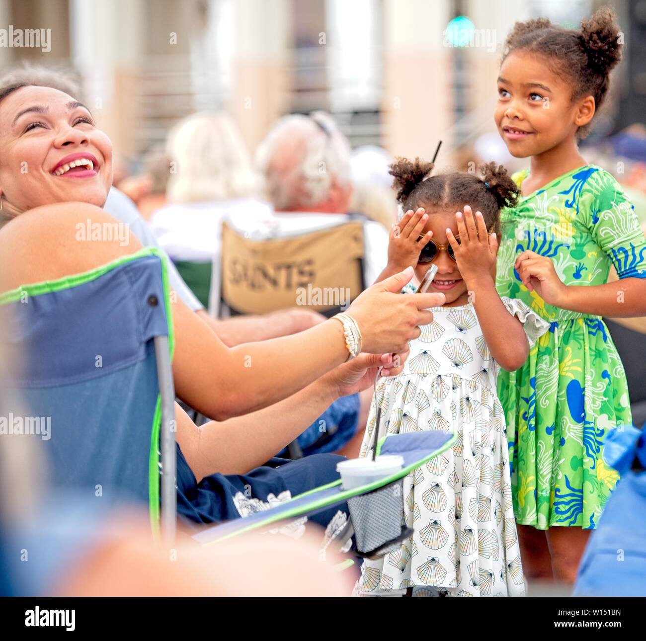 Two young children hi-res stock photography and images - Alamy