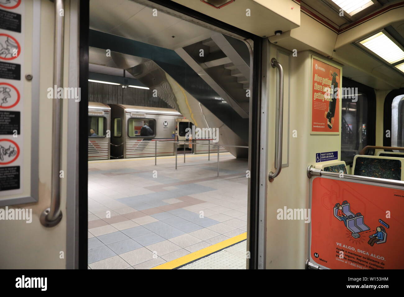 Open subway doors hi-res stock photography and images - Alamy