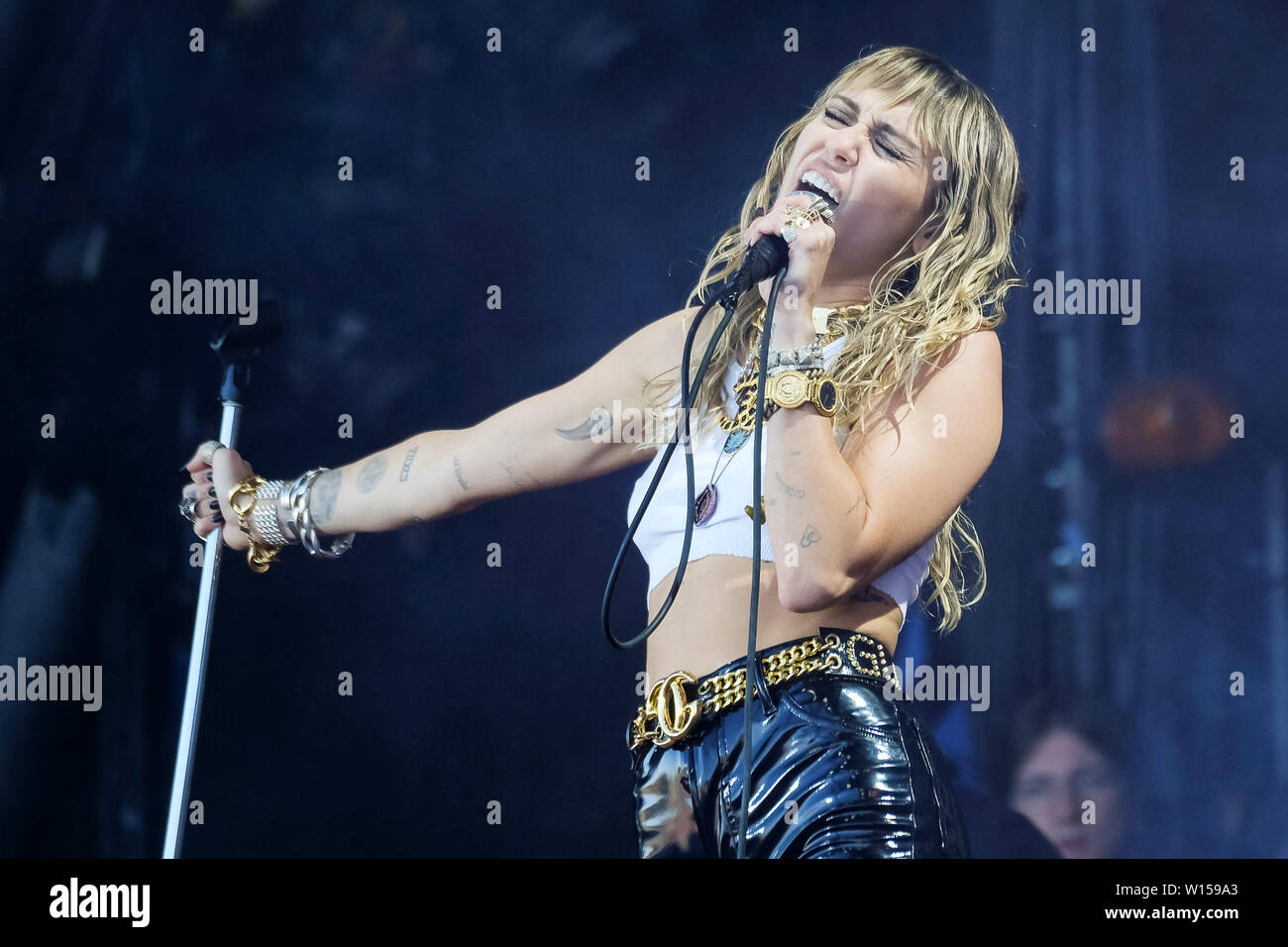 Miley cyrus singing hi-res stock photography and images - Alamy