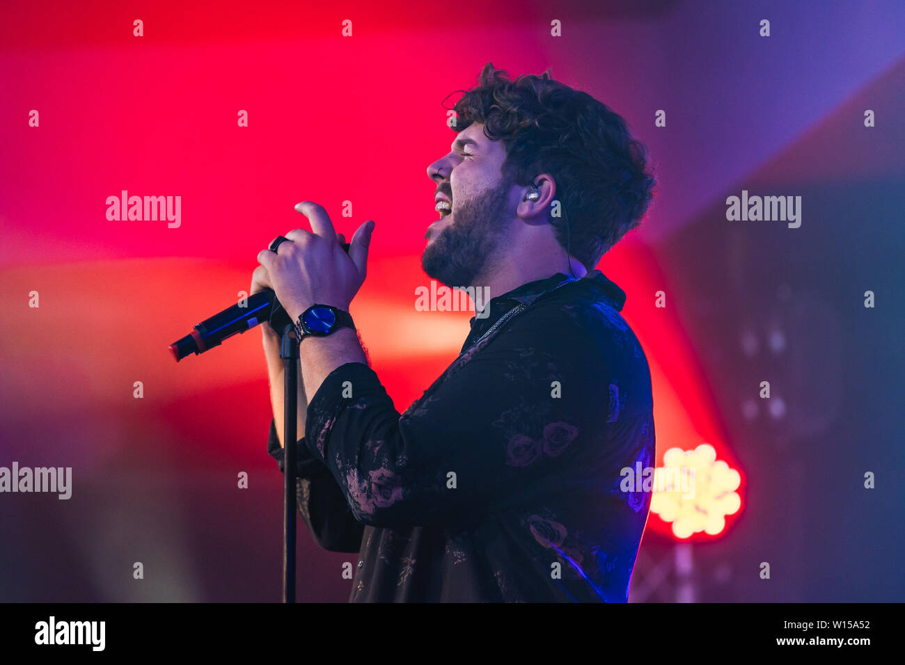 Singer red hi-res stock photography and images - Alamy