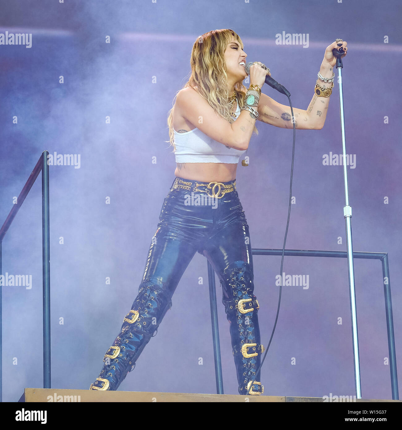 Miley cyrus stage hi-res stock photography and images - Alamy