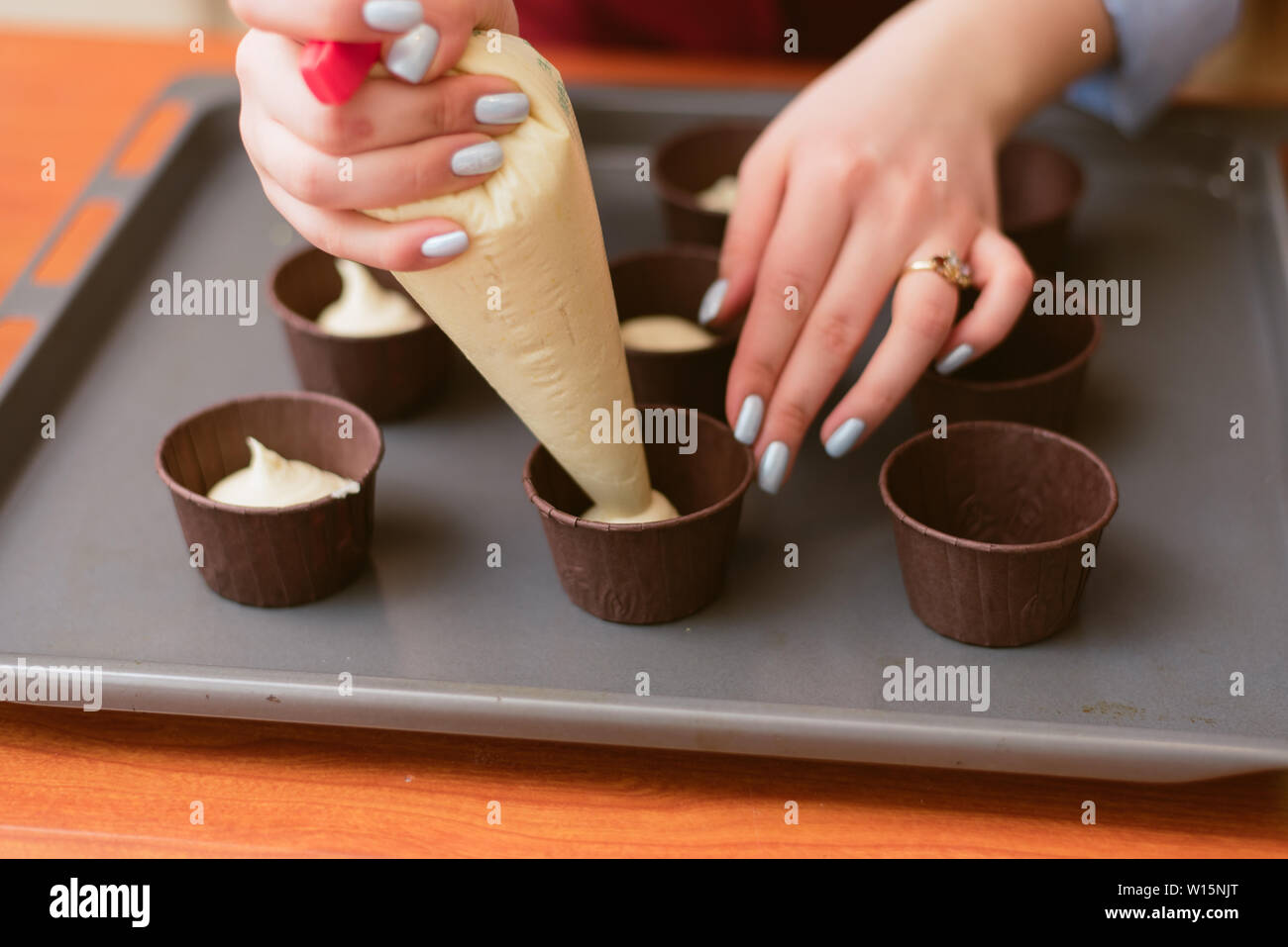 Female baker frosting hi-res stock photography and images - Alamy