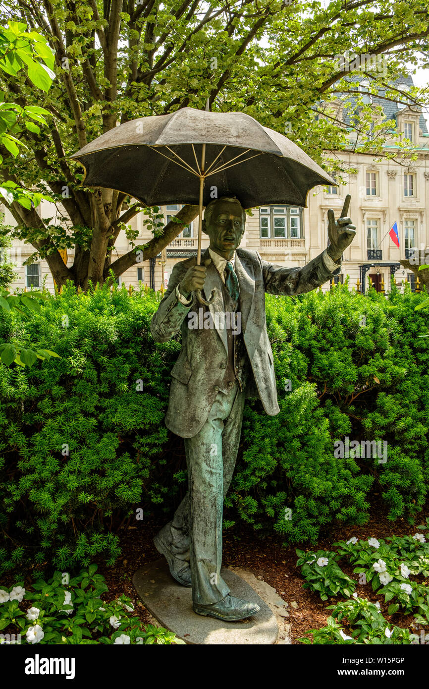 Statue taxi seward johnson hi-res stock photography and images - Alamy