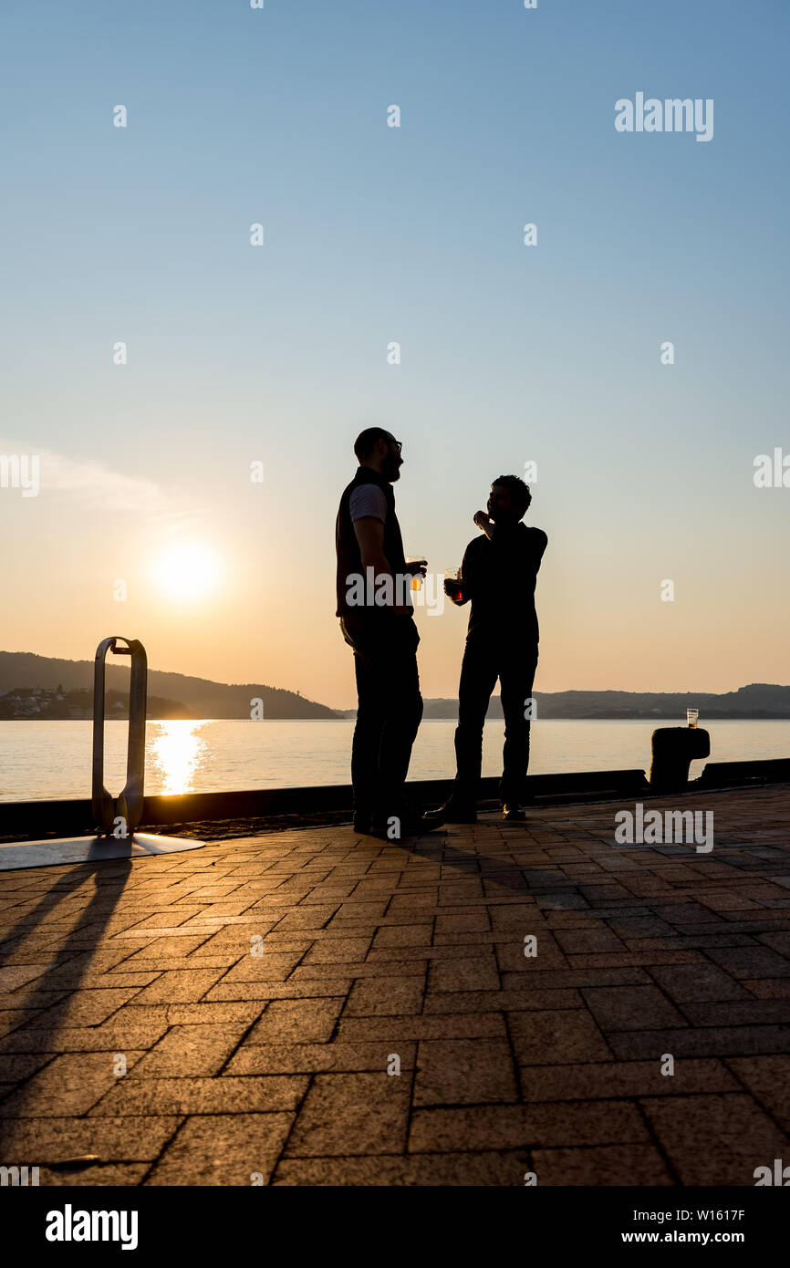 Two silhouette facing each other hi-res stock photography and images ...