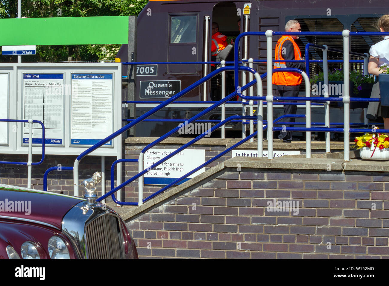 Train station scotland crowds hi-res stock photography and images - Alamy
