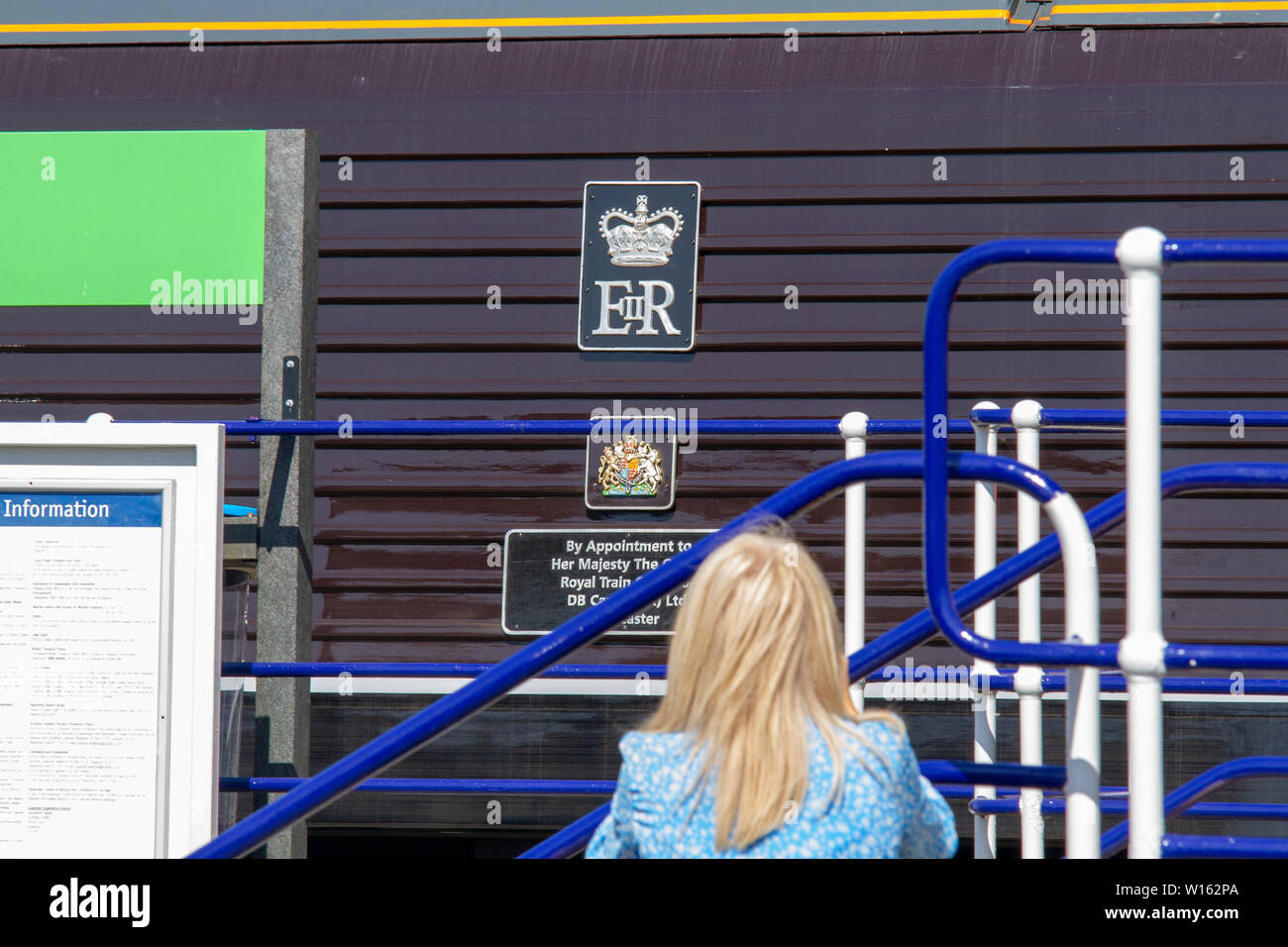 Queen elizabeth ii arrives train hi-res stock photography and images ...