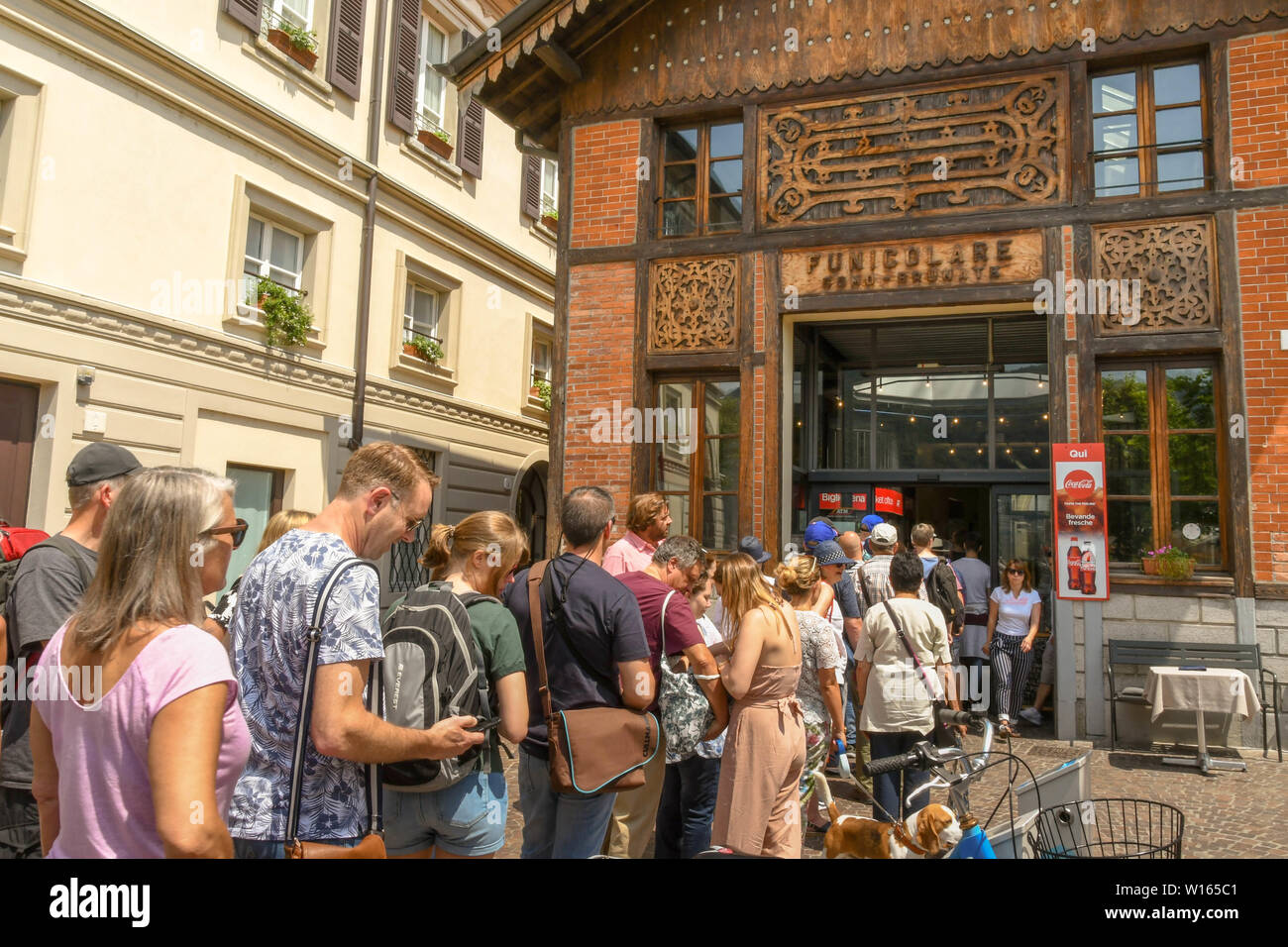 Long queue of people hi-res stock photography and images - Alamy